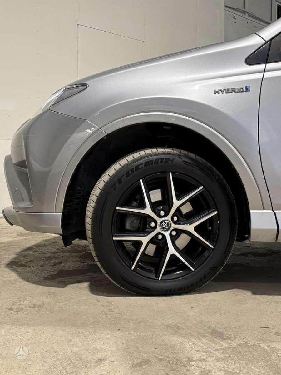 Grey Toyota RAV4 2017 in Klaipeda, with an engine capacity of 2.49 L and mileage of 227 thousand km for 16900 €, photo 26 on AUTOMOTO.COM.LV