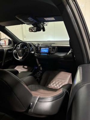 Grey Toyota RAV4 2017 in Klaipeda, with an engine capacity of 2.49 L and mileage of 227 thousand km for 16900 €, photo 29 on AUTOMOTO.COM.LV