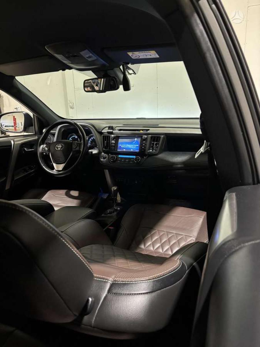 Grey Toyota RAV4 2017 in Klaipeda, with an engine capacity of 2.49 L and mileage of 227 thousand km for 16900 €, photo 29 on AUTOMOTO.COM.LV