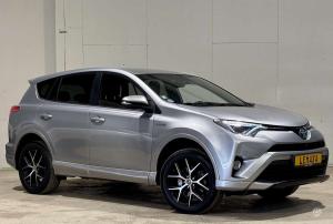 Grey Toyota RAV4 2017 in Klaipeda, with an engine capacity of 2.49 L and mileage of 227 thousand km for 16900 €, photo 31 on AUTOMOTO.COM.LV