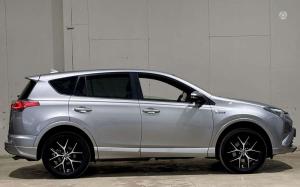 Grey Toyota RAV4 2017 in Klaipeda, with an engine capacity of 2.49 L and mileage of 227 thousand km for 16900 €, photo 34 on AUTOMOTO.COM.LV