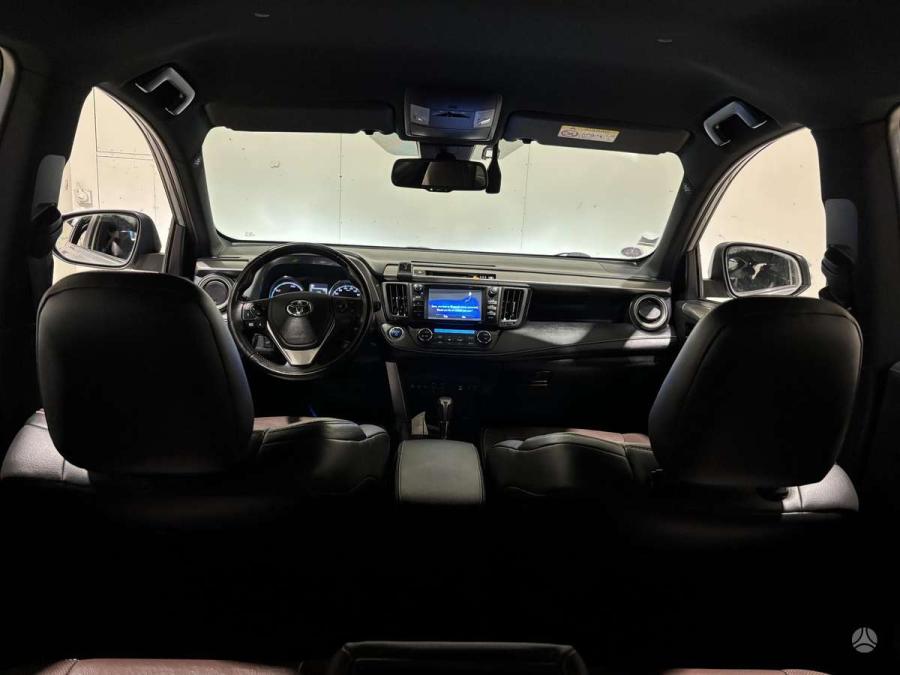 Grey Toyota RAV4 2017 in Klaipeda, with an engine capacity of 2.49 L and mileage of 227 thousand km for 16900 €, photo 35 on AUTOMOTO.COM.LV