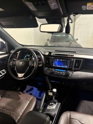 Grey Toyota RAV4 2017 in Klaipeda, with an engine capacity of 2.49 L and mileage of 227 thousand km for 16900 €, photo 37 on AUTOMOTO.COM.LV