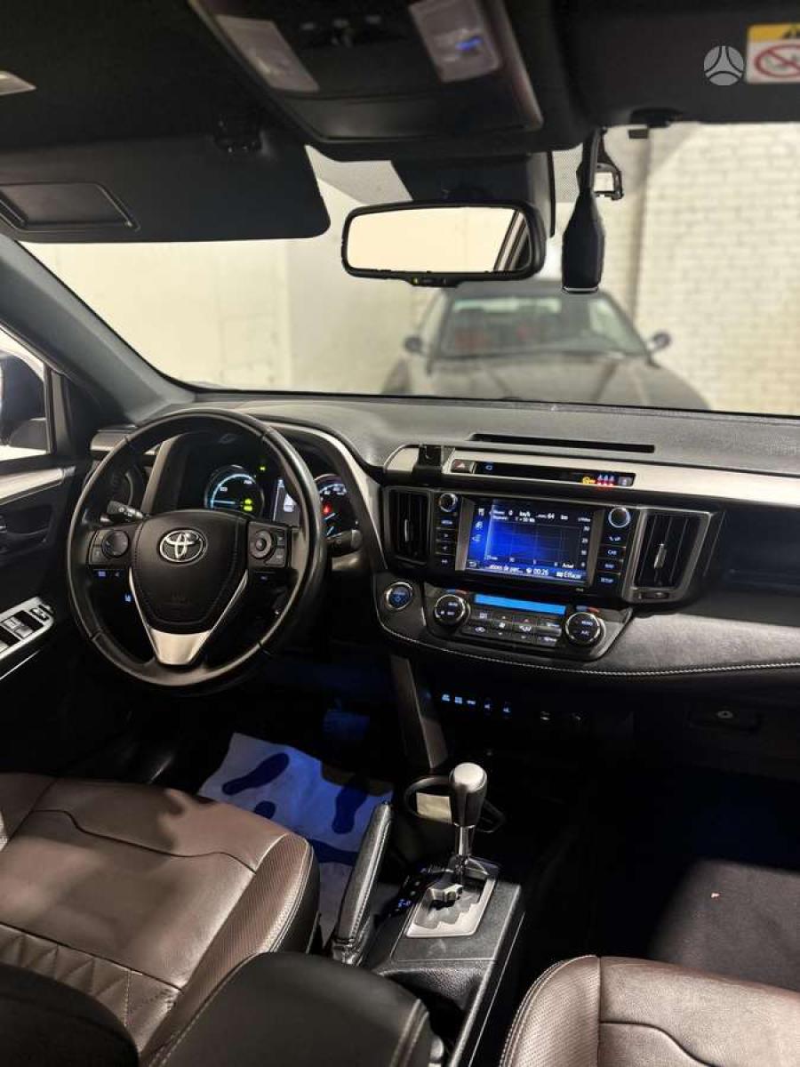 Grey Toyota RAV4 2017 in Klaipeda, with an engine capacity of 2.49 L and mileage of 227 thousand km for 16900 €, photo 37 on AUTOMOTO.COM.LV
