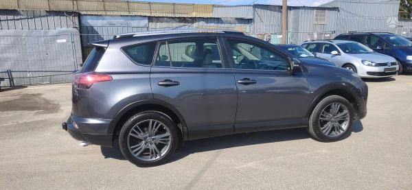 Grey Toyota RAV4 2017 in Klaipeda, with an engine capacity of 2.00 L and mileage of 225 thousand km for 12450 €, photo 4 on AUTOMOTO.COM.LV