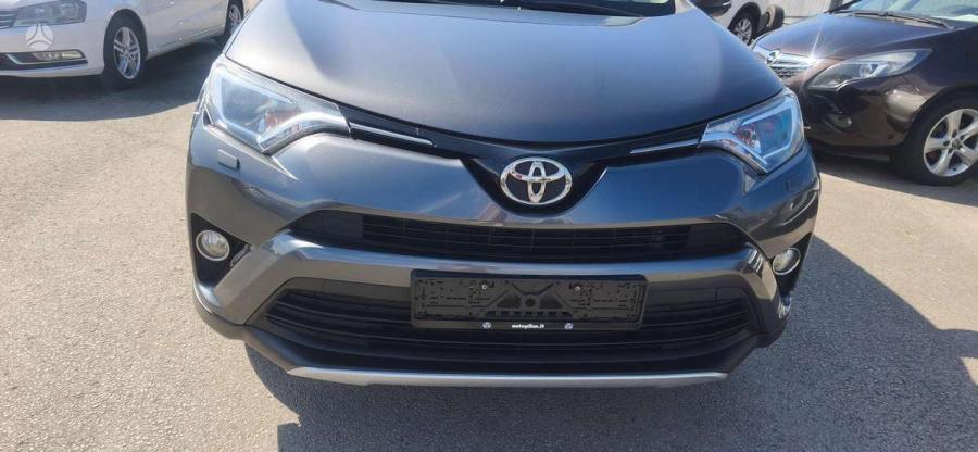 Pelēks Toyota RAV4 2017 Klaipėda, ar dzinēja tilpumu 2.00 L un nobraukumu 225 tūkst. km par 12450 €, foto 14 vietnē AUTOMOTO.COM.LV