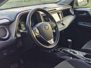 Grey Toyota RAV4 2017 in Vilnius, with an engine capacity of 2.49 L and mileage of 297 thousand km for 13300 €, photo 4 on AUTOMOTO.COM.LV