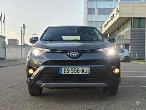 Grey Toyota RAV4 2017 in Vilnius, with an engine capacity of 2.49 L and mileage of 297 thousand km for 13300 €, photo 5 on AUTOMOTO.COM.LV