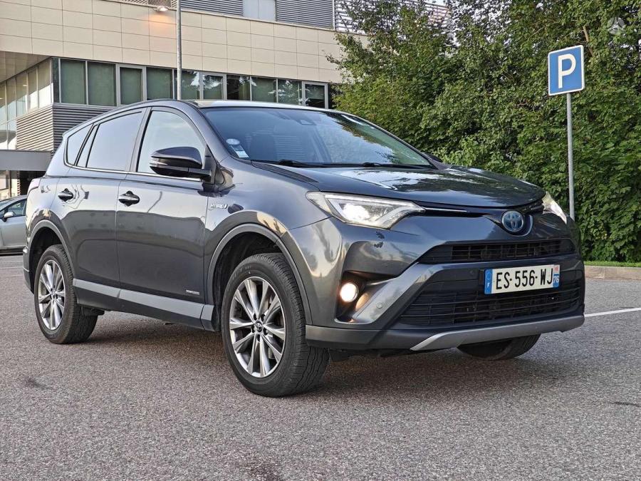 Grey Toyota RAV4 2017 in Vilnius, with an engine capacity of 2.49 L and mileage of 297 thousand km for 13300 €, photo 6 on AUTOMOTO.COM.LV