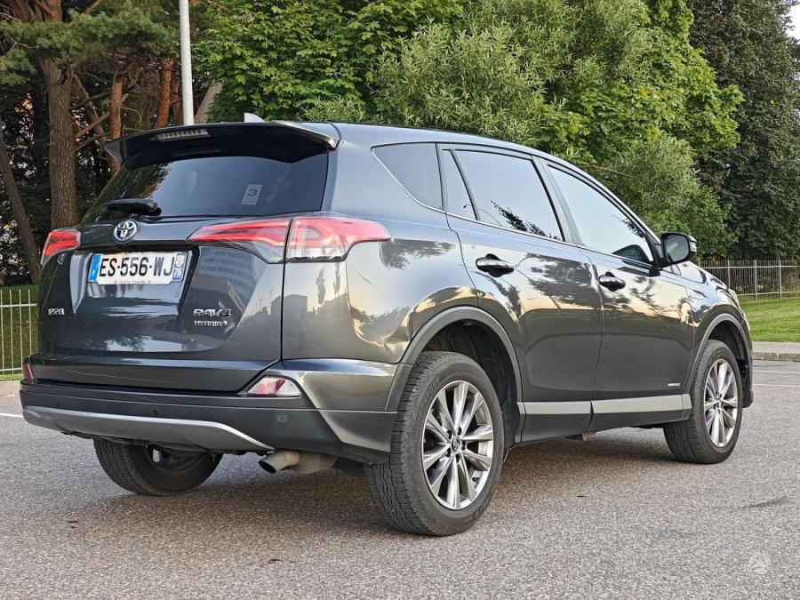 Grey Toyota RAV4 2017 in Vilnius, with an engine capacity of 2.49 L and mileage of 297 thousand km for 13300 €, photo 7 on AUTOMOTO.COM.LV