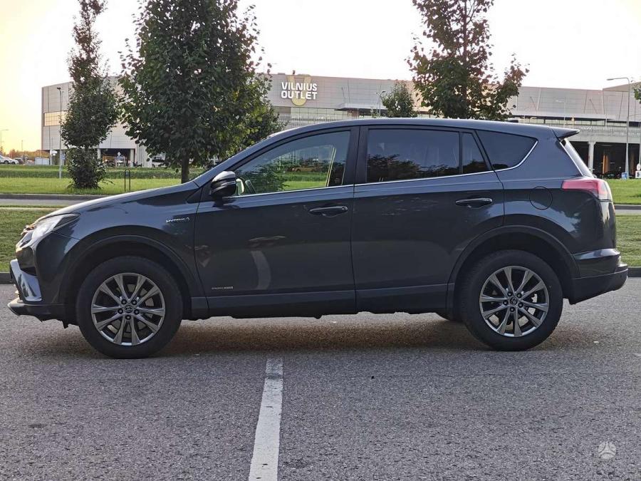 Grey Toyota RAV4 2017 in Vilnius, with an engine capacity of 2.49 L and mileage of 297 thousand km for 13300 €, photo 9 on AUTOMOTO.COM.LV