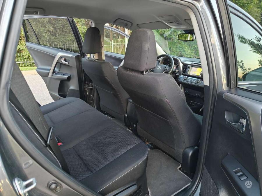 Grey Toyota RAV4 2017 in Vilnius, with an engine capacity of 2.49 L and mileage of 297 thousand km for 13300 €, photo 15 on AUTOMOTO.COM.LV