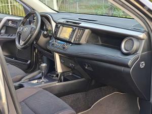 Grey Toyota RAV4 2017 in Vilnius, with an engine capacity of 2.49 L and mileage of 297 thousand km for 13300 €, photo 16 on AUTOMOTO.COM.LV
