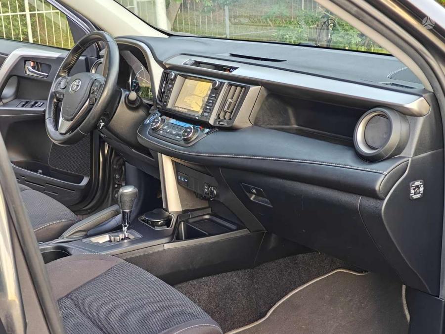 Grey Toyota RAV4 2017 in Vilnius, with an engine capacity of 2.49 L and mileage of 297 thousand km for 13300 €, photo 16 on AUTOMOTO.COM.LV