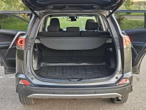 Grey Toyota RAV4 2017 in Vilnius, with an engine capacity of 2.49 L and mileage of 297 thousand km for 13300 €, photo 17 on AUTOMOTO.COM.LV