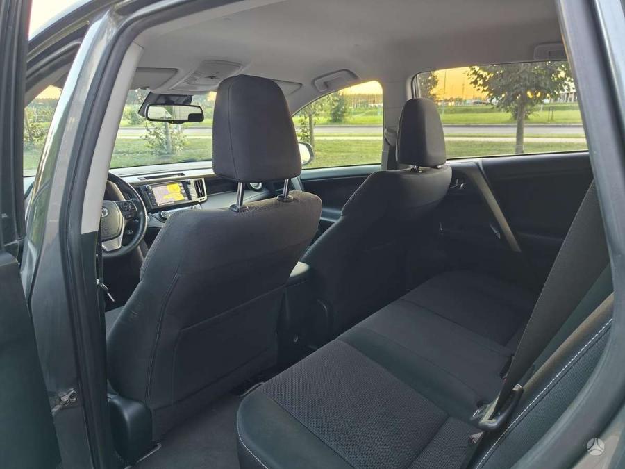 Pelēks Toyota RAV4 2017 Viļņa, ar dzinēja tilpumu 2.49 L un nobraukumu 297 tūkst. km par 13500 €, foto 14 vietnē AUTOMOTO.COM.LV