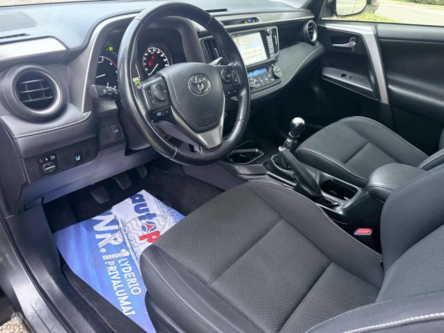 Grey Toyota RAV4 2017 in Ukmerge, with an engine capacity of 2.00 L and mileage of 245 thousand km for 12750 €, photo 9 on AUTOMOTO.COM.LV