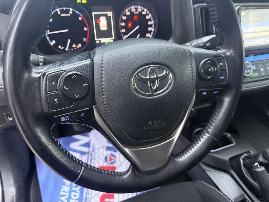 Grey Toyota RAV4 2017 in Ukmerge, with an engine capacity of 2.00 L and mileage of 245 thousand km for 12750 €, photo 10 on AUTOMOTO.COM.LV