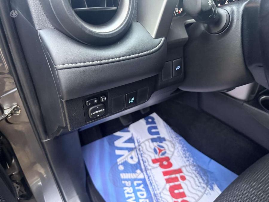 Grey Toyota RAV4 2017 in Ukmerge, with an engine capacity of 2.00 L and mileage of 245 thousand km for 12750 €, photo 13 on AUTOMOTO.COM.LV