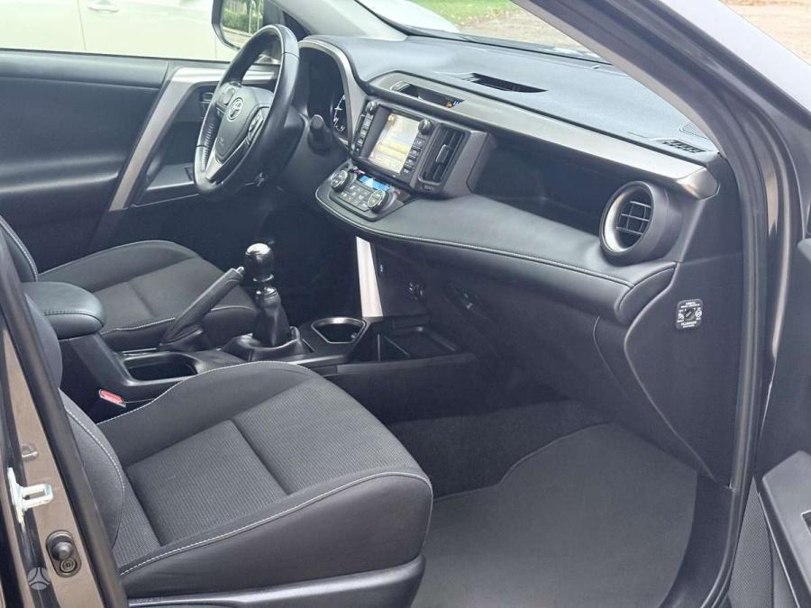 Grey Toyota RAV4 2017 in Ukmerge, with an engine capacity of 2.00 L and mileage of 245 thousand km for 12750 €, photo 14 on AUTOMOTO.COM.LV