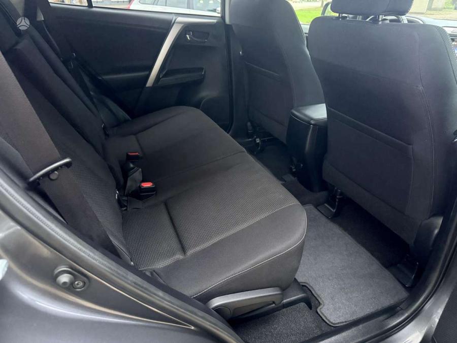 Grey Toyota RAV4 2017 in Ukmerge, with an engine capacity of 2.00 L and mileage of 245 thousand km for 12750 €, photo 15 on AUTOMOTO.COM.LV