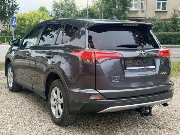 Grey Toyota RAV4 2017 in Ukmerge, with an engine capacity of 2.00 L and mileage of 245 thousand km for 12750 €, photo 4 on AUTOMOTO.COM.LV