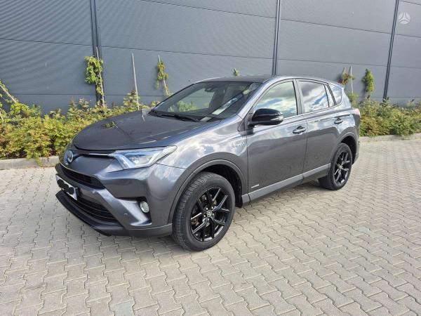 Grey Toyota RAV4 2017 in Vilnius, with an engine capacity of 2.49 L and mileage of 260 thousand km for 16500 €, photo 1 on AUTOMOTO.COM.LV