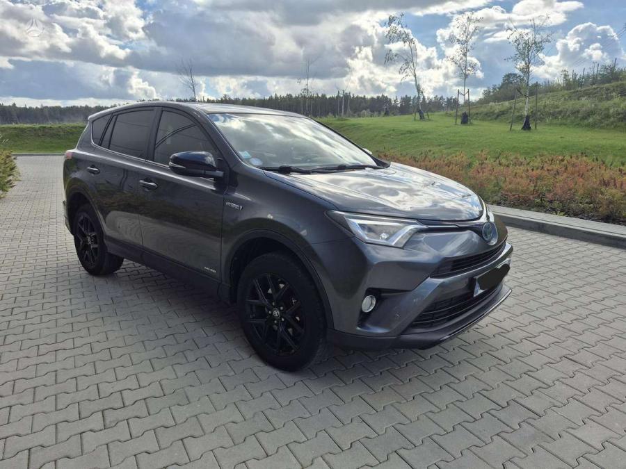 Grey Toyota RAV4 2017 in Vilnius, with an engine capacity of 2.49 L and mileage of 260 thousand km for 16500 €, photo 4 on AUTOMOTO.COM.LV