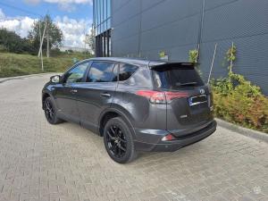 Grey Toyota RAV4 2017 in Vilnius, with an engine capacity of 2.49 L and mileage of 260 thousand km for 16500 €, photo 5 on AUTOMOTO.COM.LV