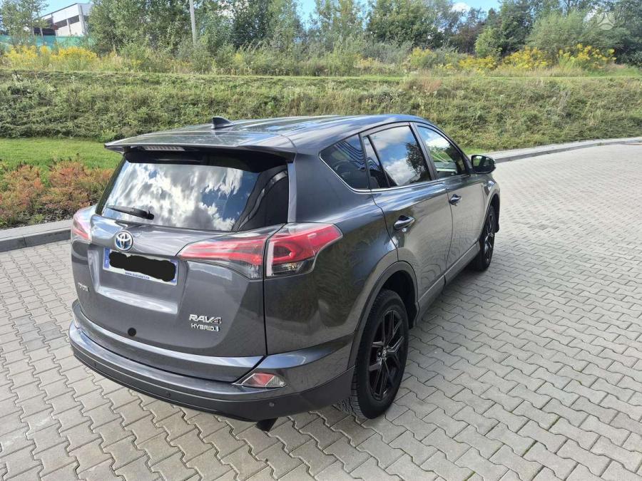 Grey Toyota RAV4 2017 in Vilnius, with an engine capacity of 2.49 L and mileage of 260 thousand km for 16500 €, photo 6 on AUTOMOTO.COM.LV