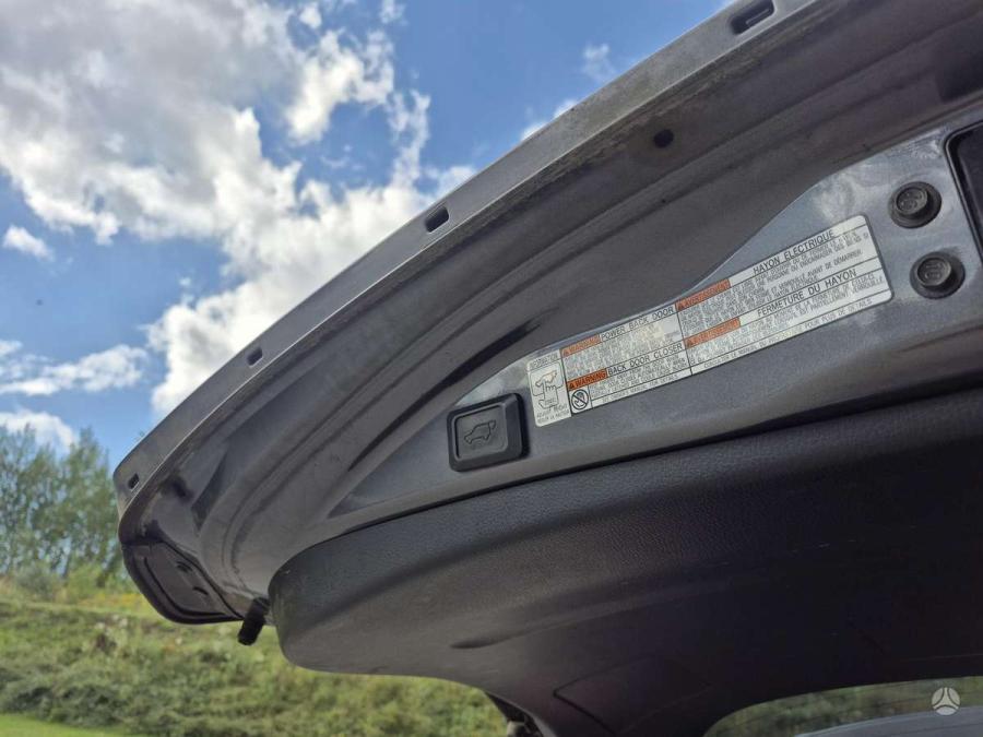Grey Toyota RAV4 2017 in Vilnius, with an engine capacity of 2.49 L and mileage of 260 thousand km for 16500 €, photo 7 on AUTOMOTO.COM.LV