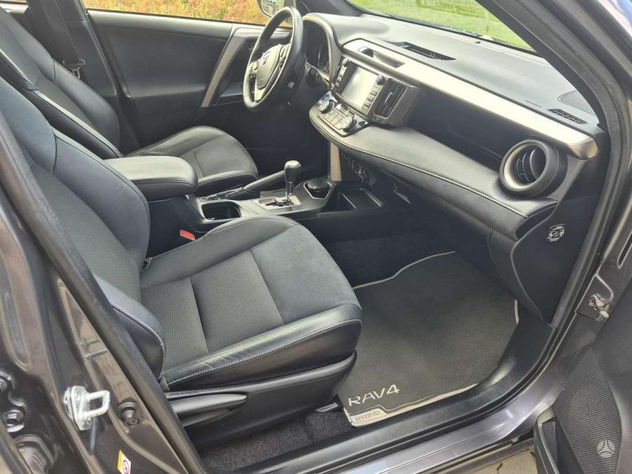 Grey Toyota RAV4 2017 in Vilnius, with an engine capacity of 2.49 L and mileage of 260 thousand km for 16500 €, photo 8 on AUTOMOTO.COM.LV