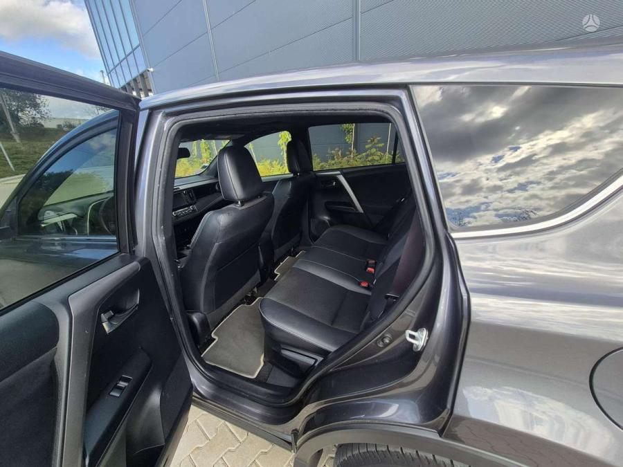 Grey Toyota RAV4 2017 in Vilnius, with an engine capacity of 2.49 L and mileage of 260 thousand km for 16500 €, photo 9 on AUTOMOTO.COM.LV