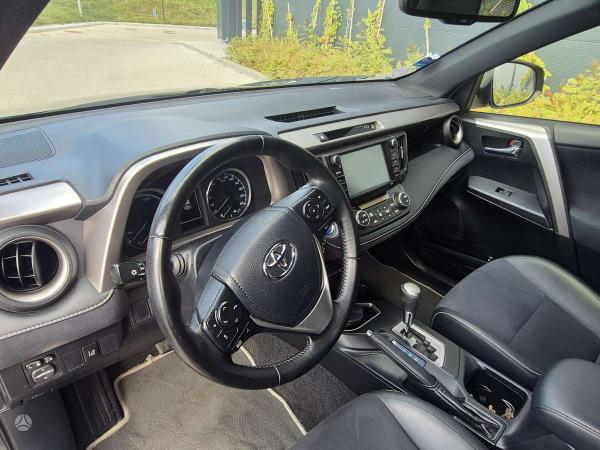 Grey Toyota RAV4 2017 in Vilnius, with an engine capacity of 2.49 L and mileage of 260 thousand km for 16500 €, photo 11 on AUTOMOTO.COM.LV