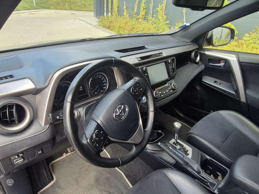 Grey Toyota RAV4 2017 in Vilnius, with an engine capacity of 2.49 L and mileage of 260 thousand km for 16500 €, photo 11 on AUTOMOTO.COM.LV