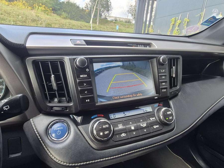 Grey Toyota RAV4 2017 in Vilnius, with an engine capacity of 2.49 L and mileage of 260 thousand km for 16500 €, photo 12 on AUTOMOTO.COM.LV
