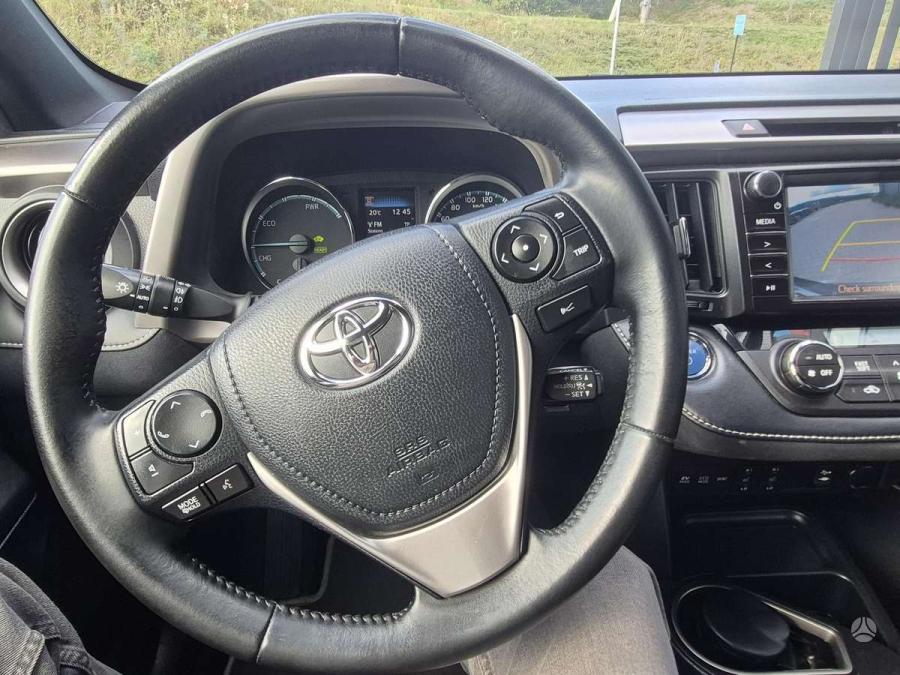 Grey Toyota RAV4 2017 in Vilnius, with an engine capacity of 2.49 L and mileage of 260 thousand km for 16500 €, photo 13 on AUTOMOTO.COM.LV