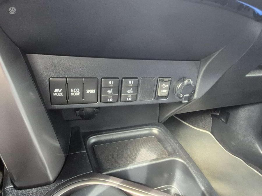 Grey Toyota RAV4 2017 in Vilnius, with an engine capacity of 2.49 L and mileage of 260 thousand km for 16500 €, photo 15 on AUTOMOTO.COM.LV