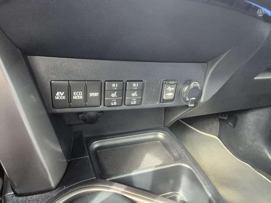Grey Toyota RAV4 2017 in Vilnius, with an engine capacity of 2.49 L and mileage of 260 thousand km for 16500 €, photo 15 on AUTOMOTO.COM.LV