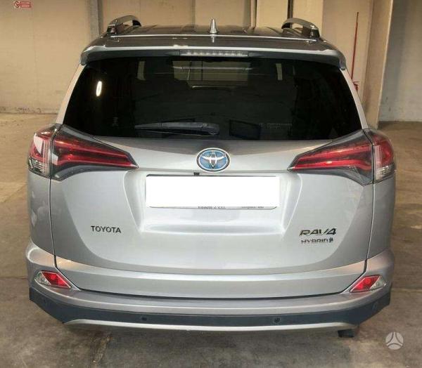 Grey Toyota RAV4 2017 in Vilnius, with an engine capacity of 2.49 L and mileage of 180 thousand km for 17888 €, photo 4 on AUTOMOTO.COM.LV