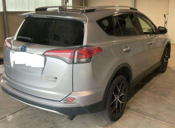 Grey Toyota RAV4 2017 in Vilnius, with an engine capacity of 2.49 L and mileage of 180 thousand km for 17888 €, photo 5 on AUTOMOTO.COM.LV
