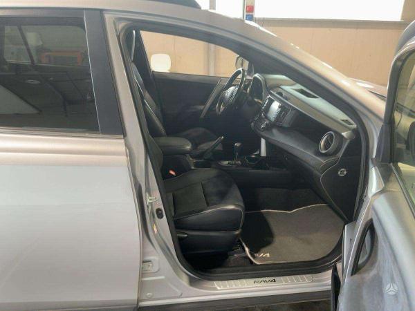 Grey Toyota RAV4 2017 in Vilnius, with an engine capacity of 2.49 L and mileage of 180 thousand km for 17888 €, photo 9 on AUTOMOTO.COM.LV