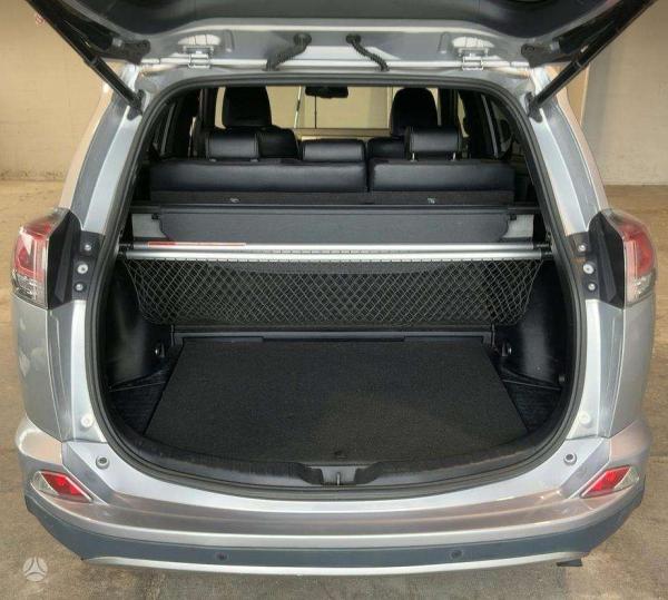 Grey Toyota RAV4 2017 in Vilnius, with an engine capacity of 2.49 L and mileage of 180 thousand km for 17888 €, photo 11 on AUTOMOTO.COM.LV