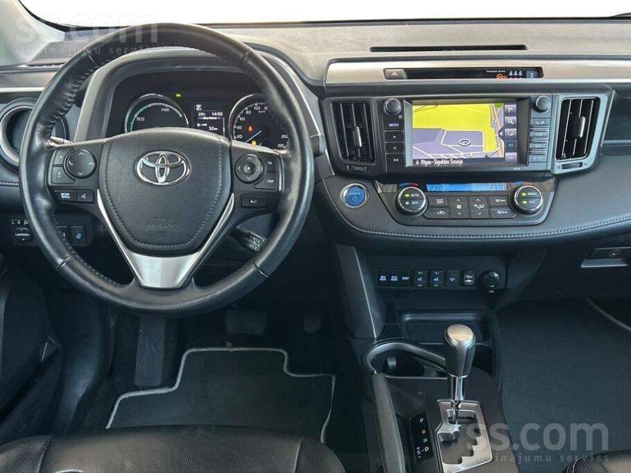 Grey Toyota RAV4 2018 in Riga, with an engine capacity of 2.50 L and mileage of 104 thousand km for 19500 €, photo 9 on AUTOMOTO.COM.LV
