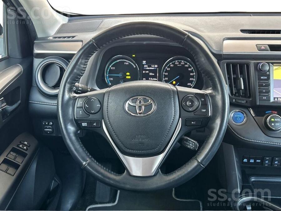 Grey Toyota RAV4 2018 in Riga, with an engine capacity of 2.50 L and mileage of 104 thousand km for 19500 €, photo 12 on AUTOMOTO.COM.LV