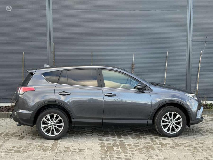 Grey Toyota RAV4 2018 in Vilnius, with an engine capacity of 2.00 L and mileage of 197 thousand km for 15900 €, photo 4 on AUTOMOTO.COM.LV