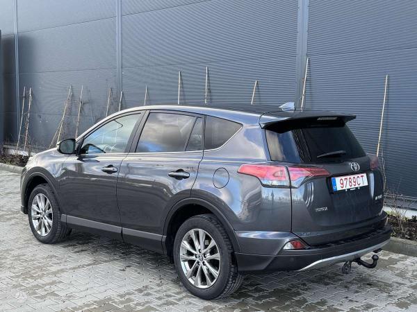Grey Toyota RAV4 2018 in Vilnius, with an engine capacity of 2.00 L and mileage of 197 thousand km for 15900 €, photo 6 on AUTOMOTO.COM.LV
