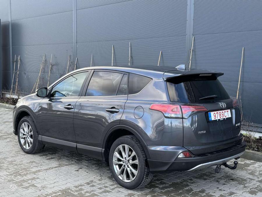 Grey Toyota RAV4 2018 in Vilnius, with an engine capacity of 2.00 L and mileage of 197 thousand km for 15900 €, photo 6 on AUTOMOTO.COM.LV