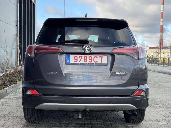 Grey Toyota RAV4 2018 in Vilnius, with an engine capacity of 2.00 L and mileage of 197 thousand km for 15900 €, photo 7 on AUTOMOTO.COM.LV