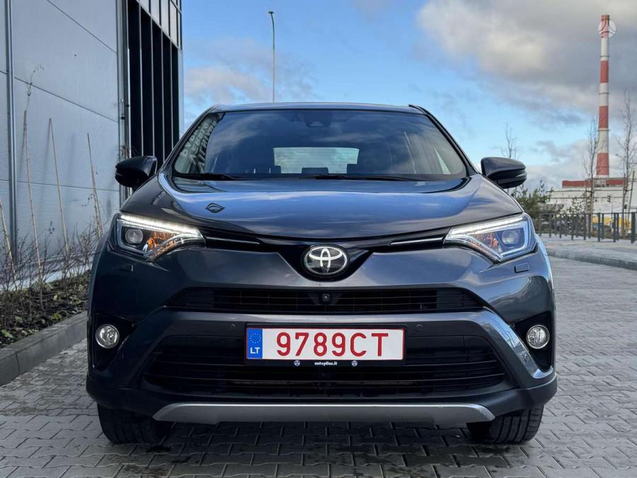Grey Toyota RAV4 2018 in Vilnius, with an engine capacity of 2.00 L and mileage of 197 thousand km for 15900 €, photo 8 on AUTOMOTO.COM.LV